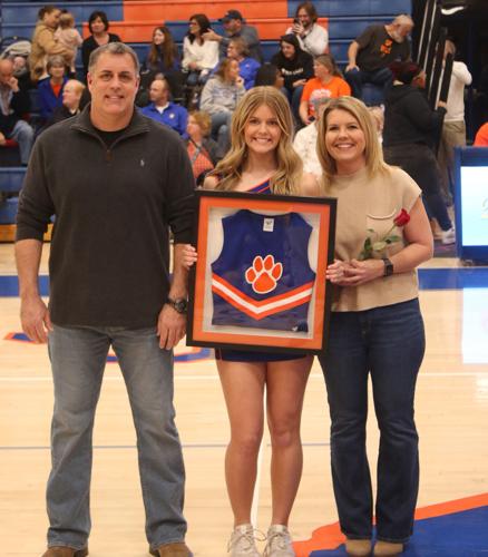 Cheerleader Reagan Rutherford smiles with family. | Lafollette ...