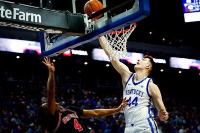 Big Z breaks free, scores 13 in debut to lead Cats past Georgia ...