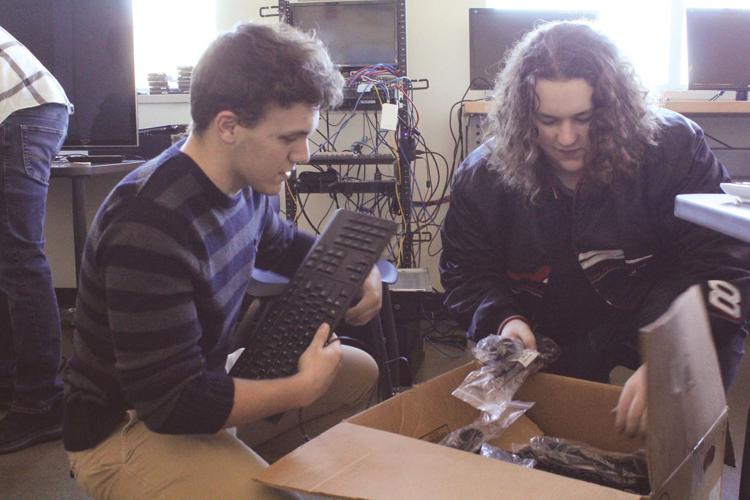 High school students spread computer cheer | Local News ...