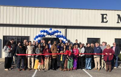 Crowd gathers to welcome business | Business | thenewsenterprise.com
