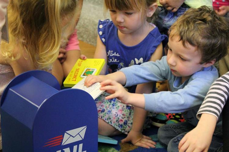 Children meet mail carriers at library | Local News | thenewsenterprise.com