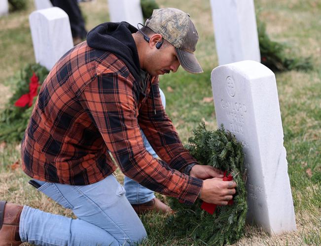Hundreds attend wreath-laying ceremony to honor the fallen | Local News ...