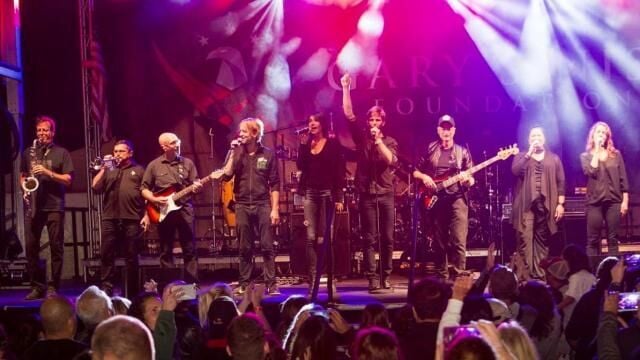 Gary Sinise performs with Lt. Dan Band for patriotic salute to troops ...
