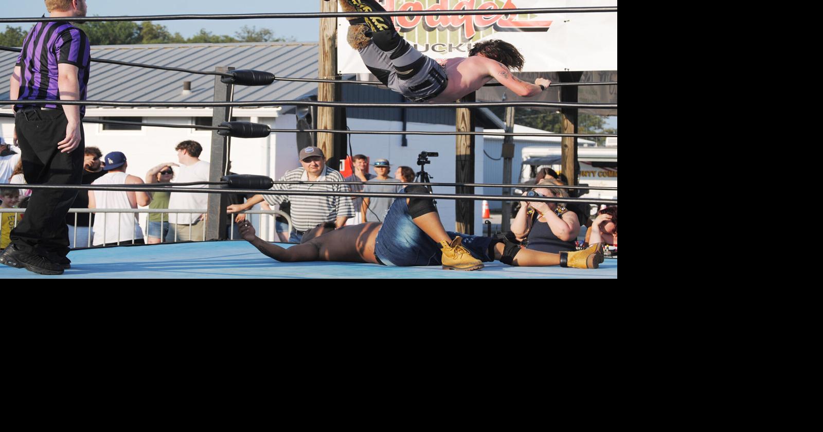 Fans both love, hate their wrestlers | Local News | thenewsenterprise.com