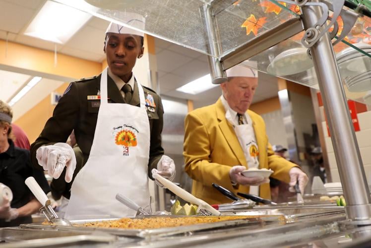 Hundreds pack Cantigny Warrior Restaurant for Thanksgiving eve meal ...