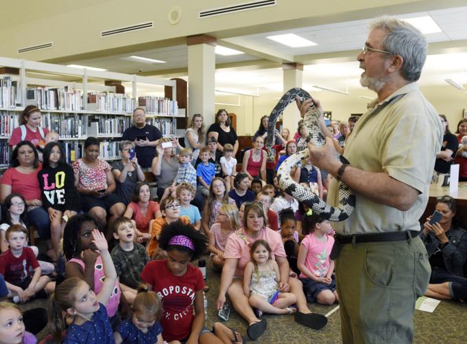 Man shares tales of scales at library | Local News | thenewsenterprise.com
