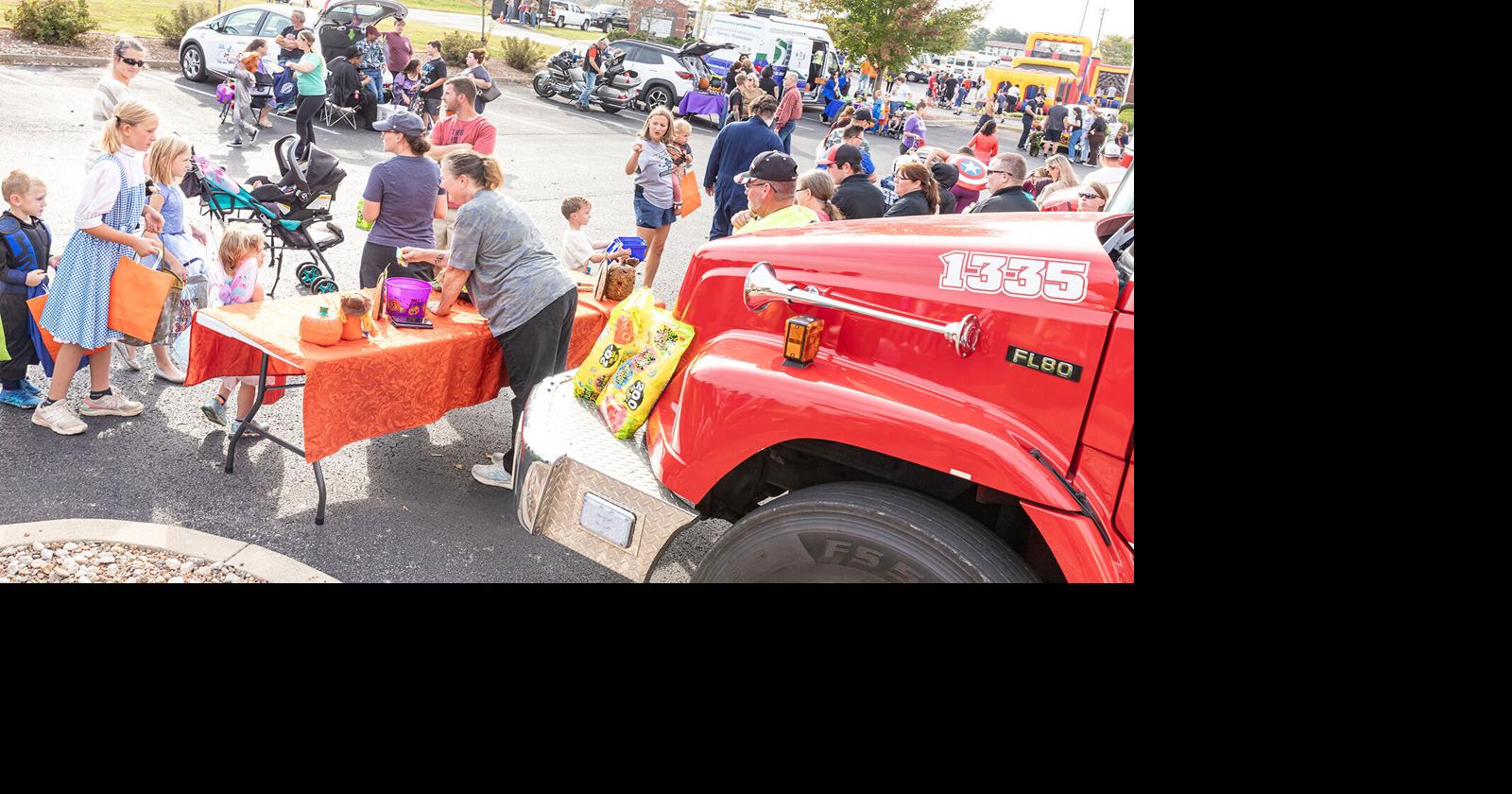 Large crowd enjoys first chance at Halloween candy, fun | Local News ...