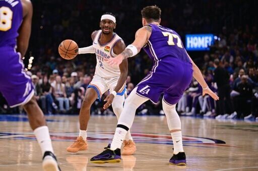 Curry lifts Warriors over Spurs, Thunder rout Lakers, Jokic shines ...