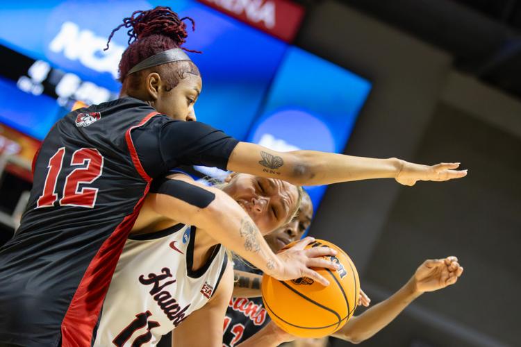 WBB: Hawks survive and advance to Elite Eight | Sports | thepenn.org