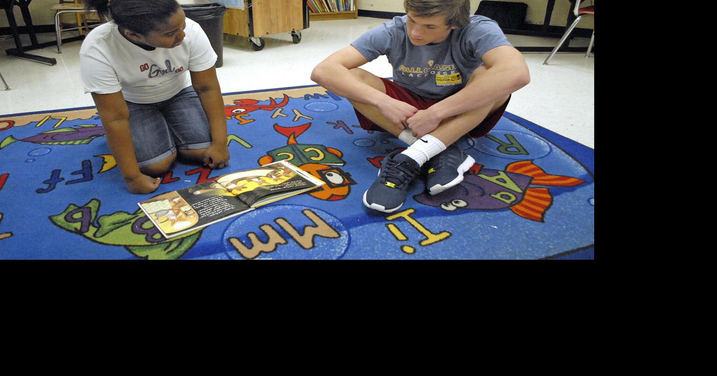 'It Makes Your Day': Pinecrest Football Players Mentor Young Students ...