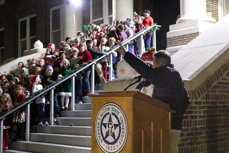 SFA campus lights up in Christmas spirit | Entertainment | thepinelog.com