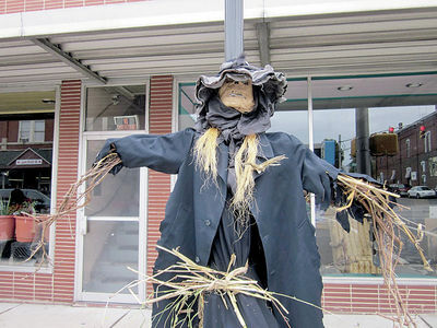 Scarecrows plenty in Ligonier | Latest | thepostandmail.com