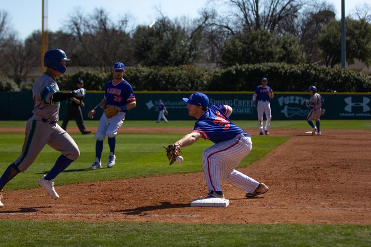 Photos: UTA baseball sweeps Islanders | Gallery | theshorthorn.com