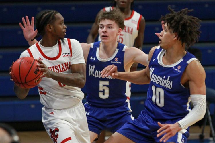 Basketball teams compete in Florida tournaments | Sports | theshorthorn.com