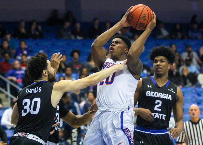 UTA Mavericks win last home game of season | Gallery | theshorthorn.com