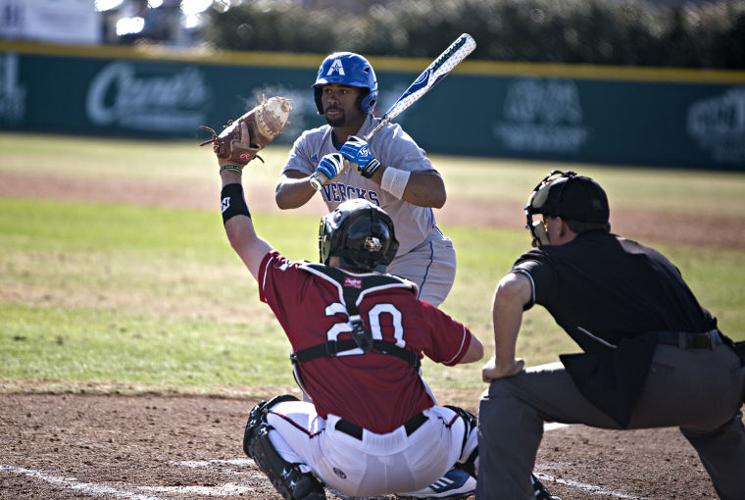 Baseball team struggles offensively, loses 4-1 | Sports | theshorthorn.com
