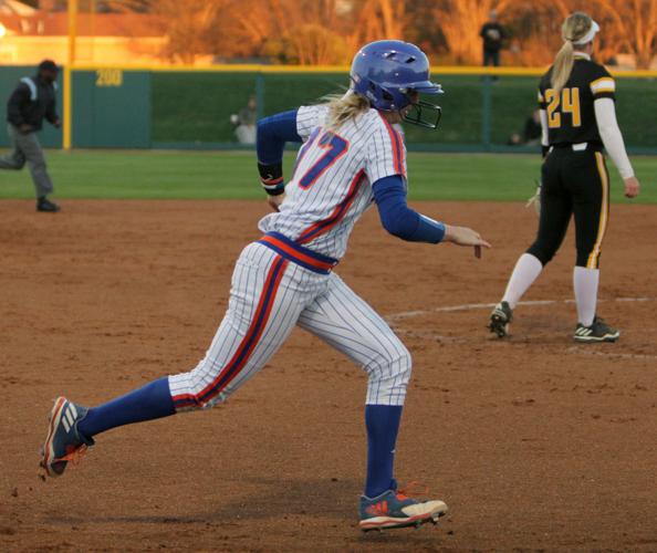 Softball team splits doubleheader | Sports | theshorthorn.com