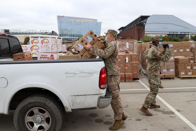 200 volunteers provide food to those in need in Tarrant Area Food Bank ...