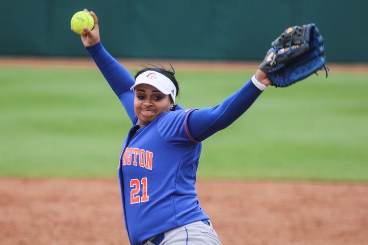 Softball team splits day 2 of Maverick Classic | Sports | theshorthorn.com