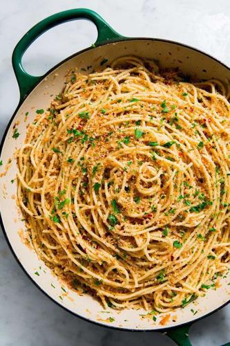 Recipe: Garlicky spaghetti | Food And Drink | thesuburban.com