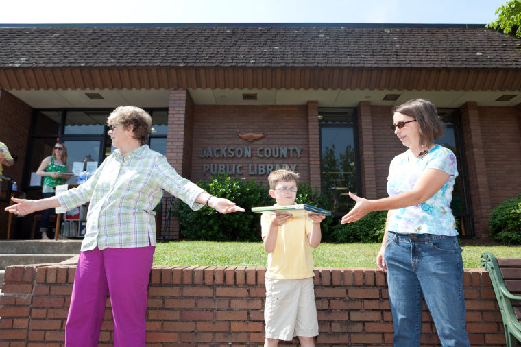 Library Book Brigade | Photo Galleries | thesylvaherald.com