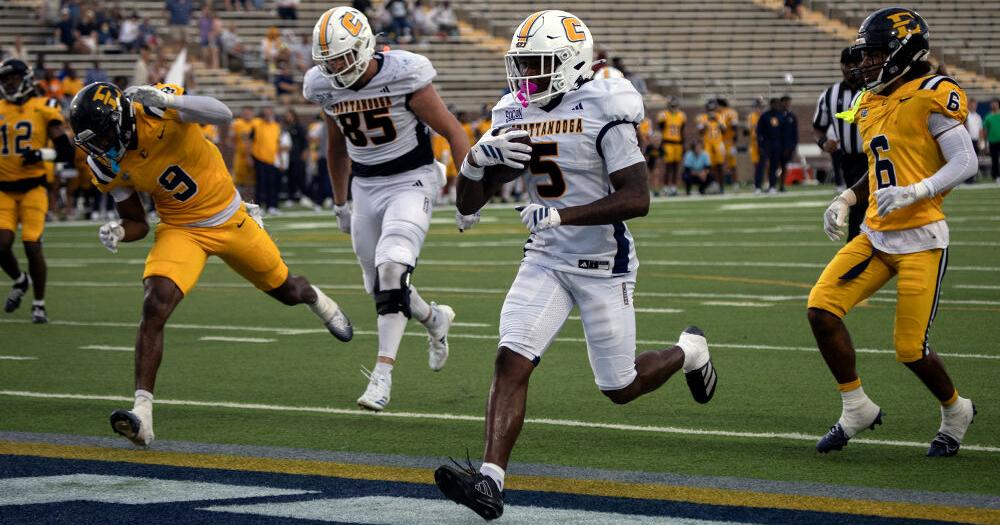 Mocs football prevails 42-38 over ETSU | Sports | theutcecho.com