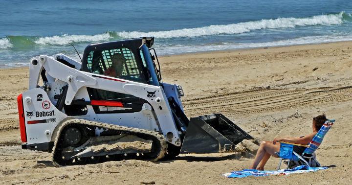 PHOTOS: Ignoring all distractions, these beachgoers are getting in some ...