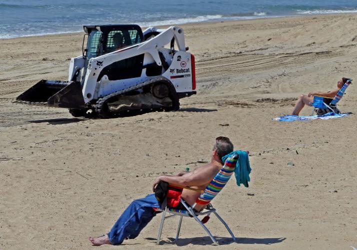 PHOTOS: Ignoring all distractions, these beachgoers are getting in some ...