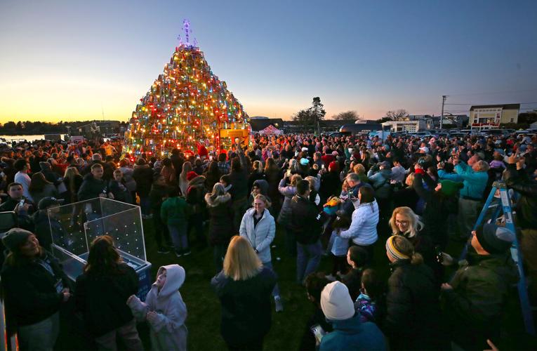 PHOTOS: Lobster Trap Tree is lit | Stonington | thewesterlysun.com
