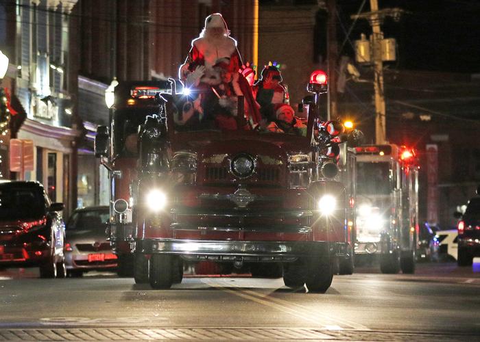 PHOTOS: Santa arrives in Dixon Square to usher in the Christmas season ...
