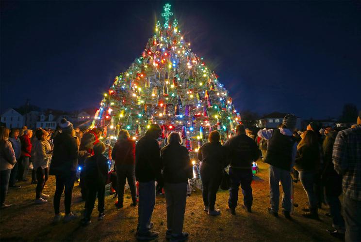 PHOTOS: Lobster Trap Tree is lit | Stonington | thewesterlysun.com