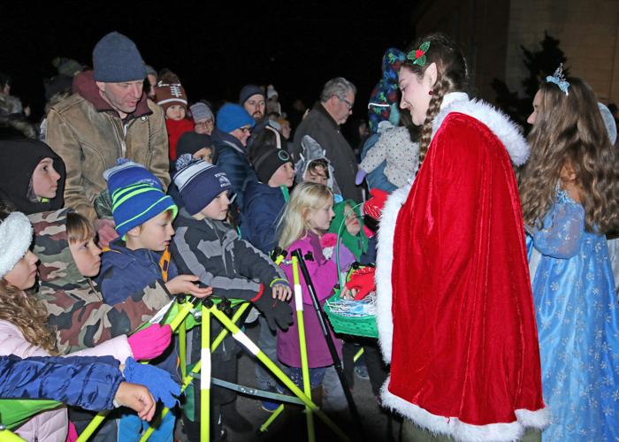 PHOTOS: Santa arrives in Dixon Square to usher in the Christmas season ...