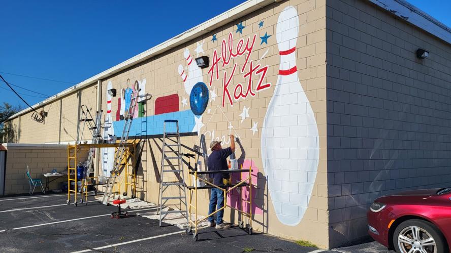 Mural men: Father-son duo enlivens Alley Katz wall with art | Daily ...