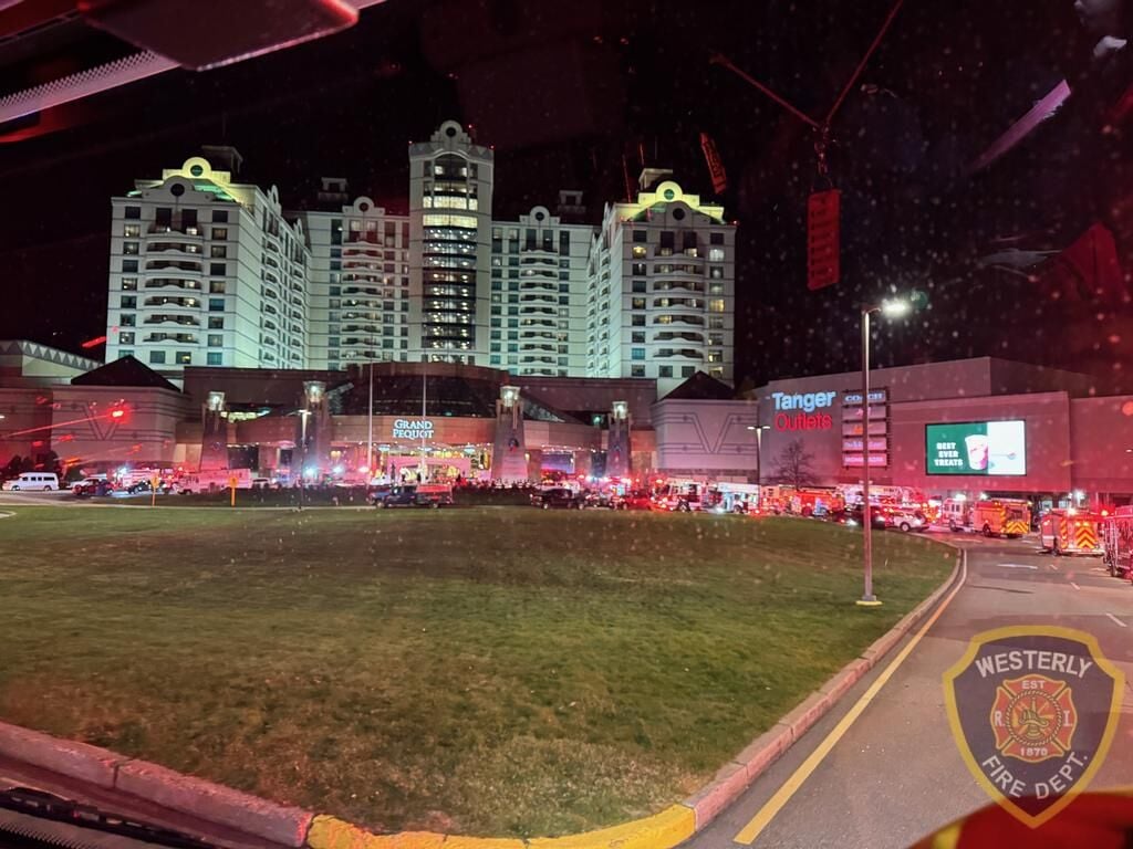 Many fire crews battle five-alarm restaurant blaze at Foxwoods | Daily ...