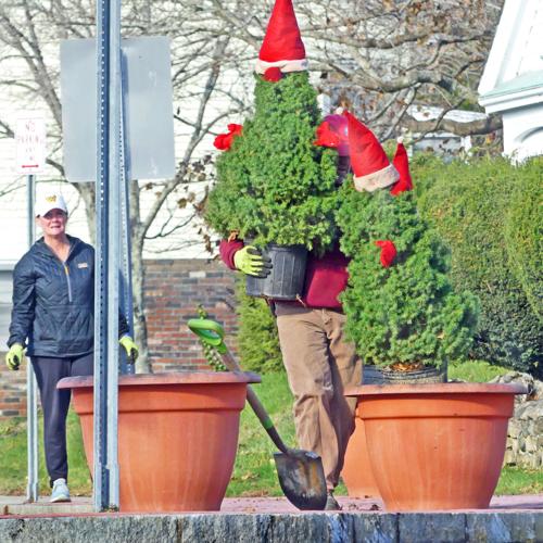 PHOTOS: Spreading holiday cheer in downtown Westerly-Pawcatuck ...