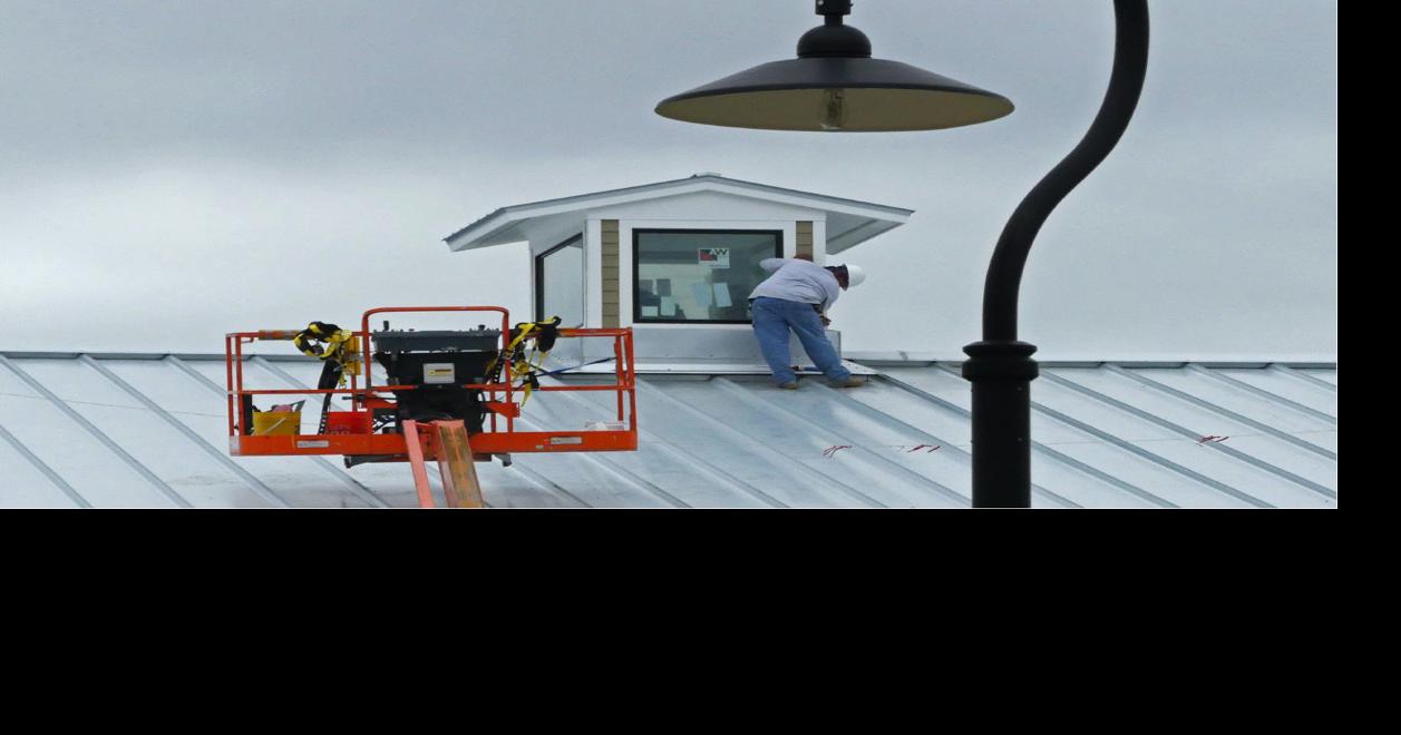 Finishing touches on the CCRI facility’s cupola | News | thewesterlysun.com