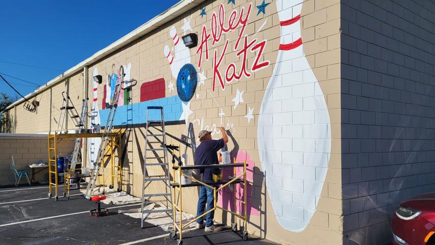 Mural men: Father-son duo enlivens Alley Katz wall with art | Daily ...