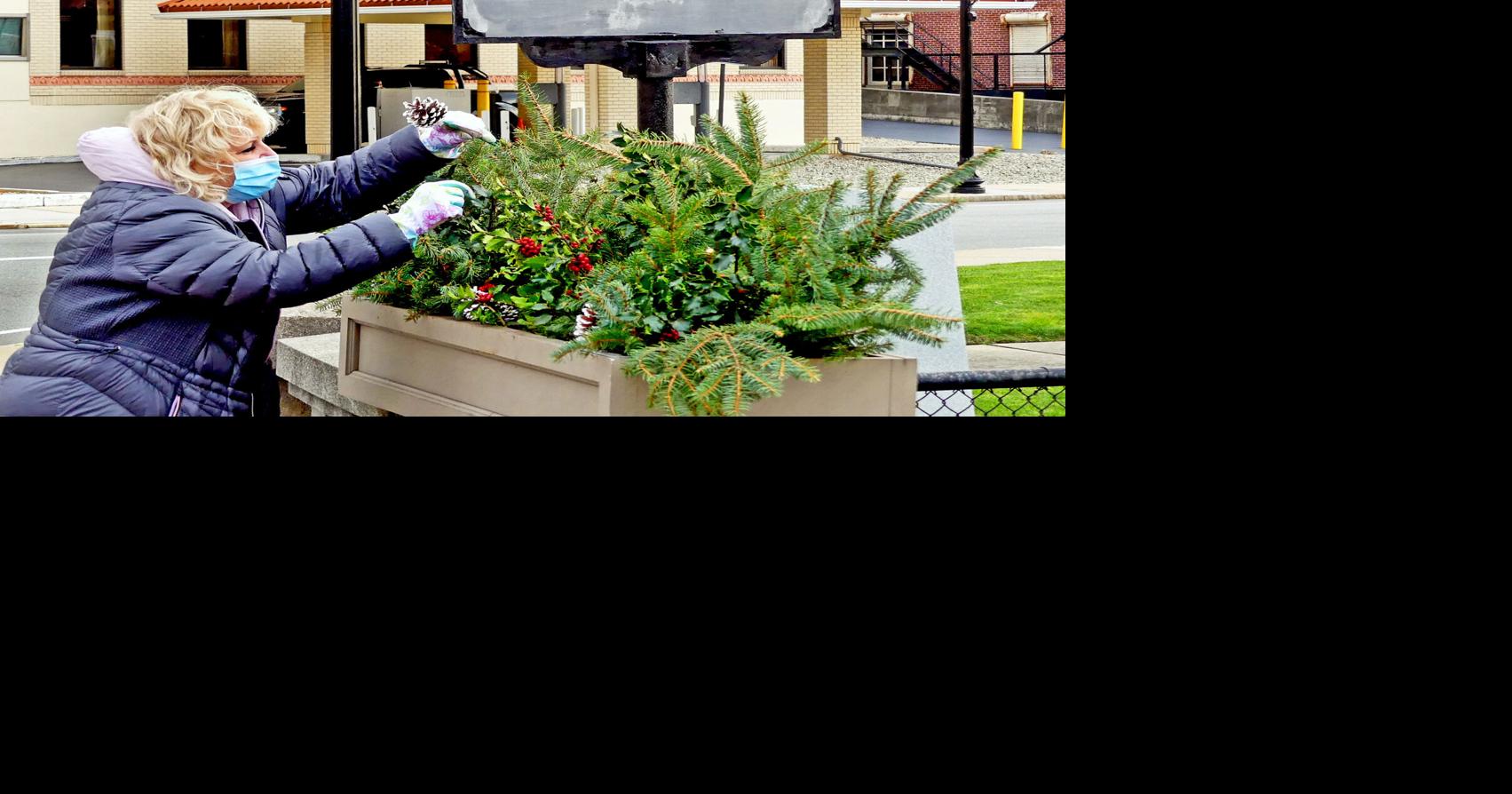 PHOTOS: Spreading holiday cheer in downtown Westerly-Pawcatuck ...