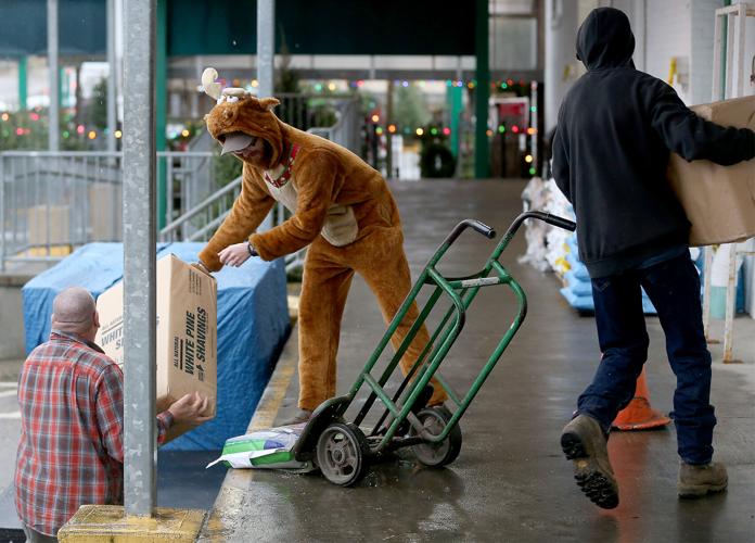 PHOTOS: Pet photos with Santa at Agway | Westerly | thewesterlysun.com