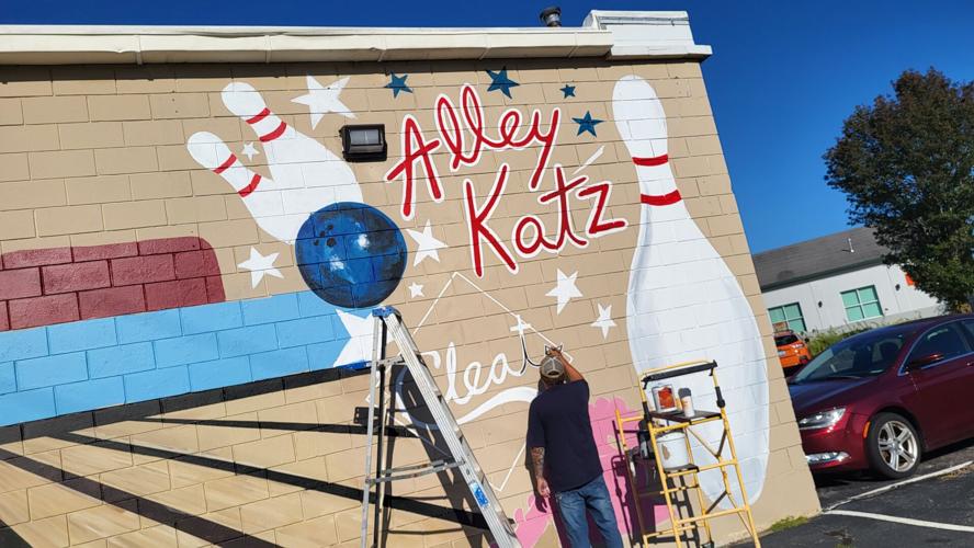Mural men: Father-son duo enlivens Alley Katz wall with art | Daily ...