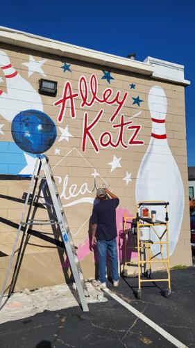 Mural men: Father-son duo enlivens Alley Katz wall with art | Daily ...