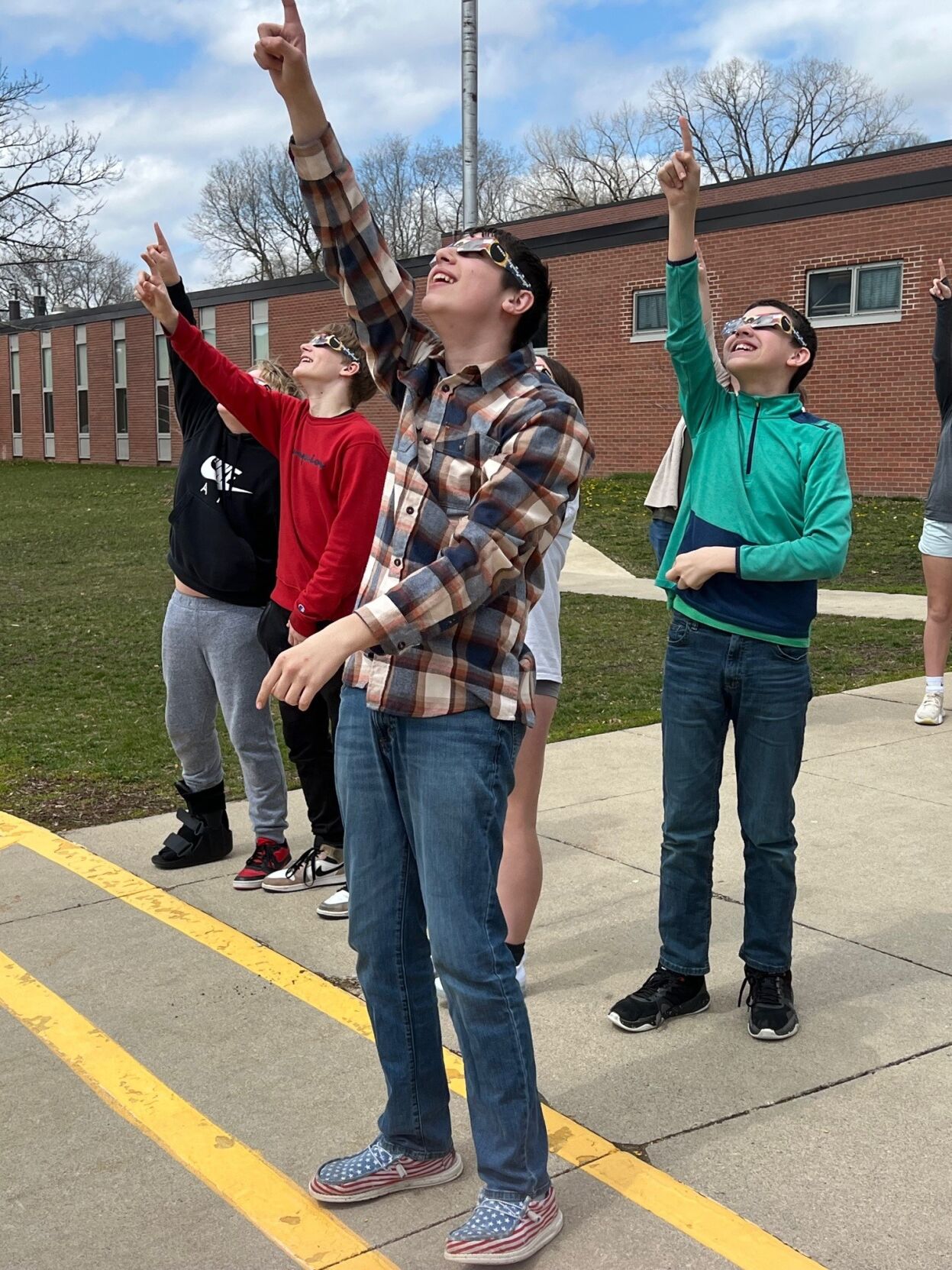 Riverbend Middle School kids watch eclipse | Gallery | timescitizen.com