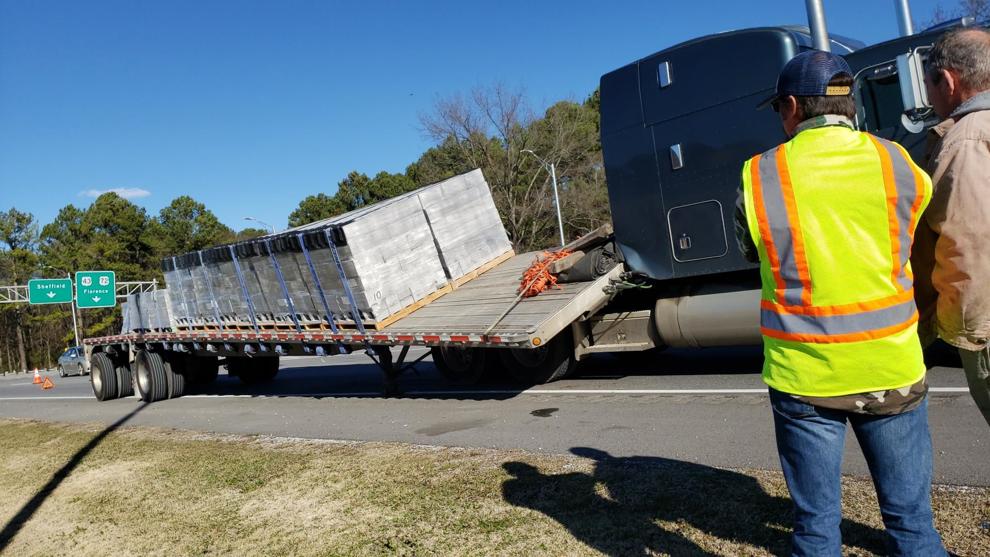 Trailer comes loose from semi, causes traffic delay | News | timesdaily.com