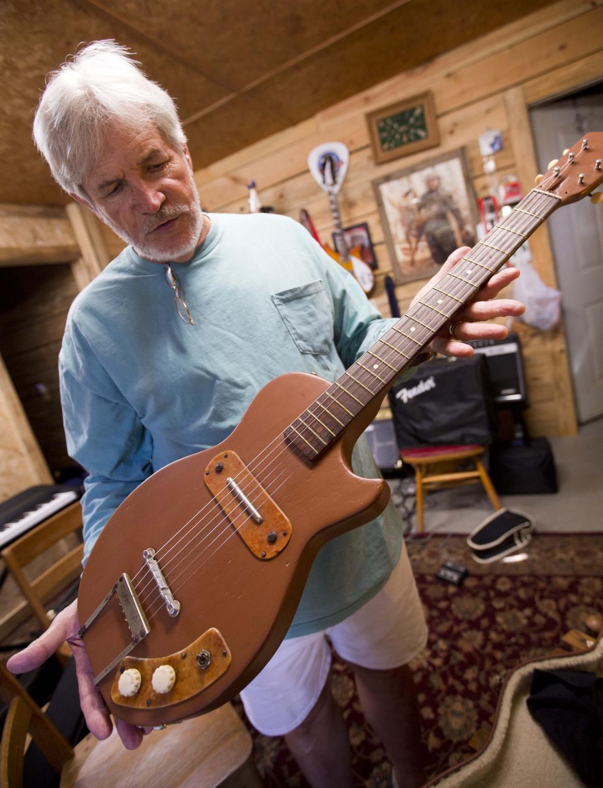 Travis Wammack returns classic guitar to Rockabilly pioneer's family ...
