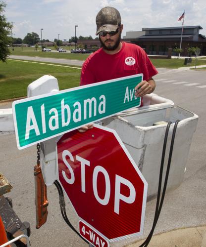 Muscle Shoals replacing street signs | Local News | timesdaily.com
