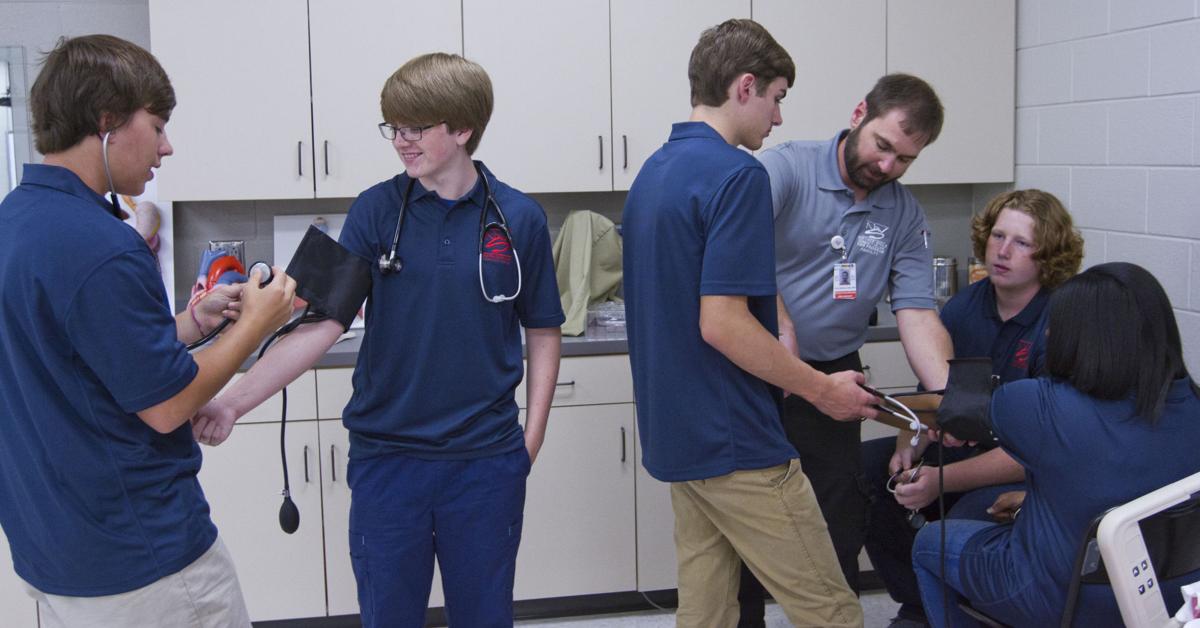 Muscle Shoals students first to get EMT training class | Education ...