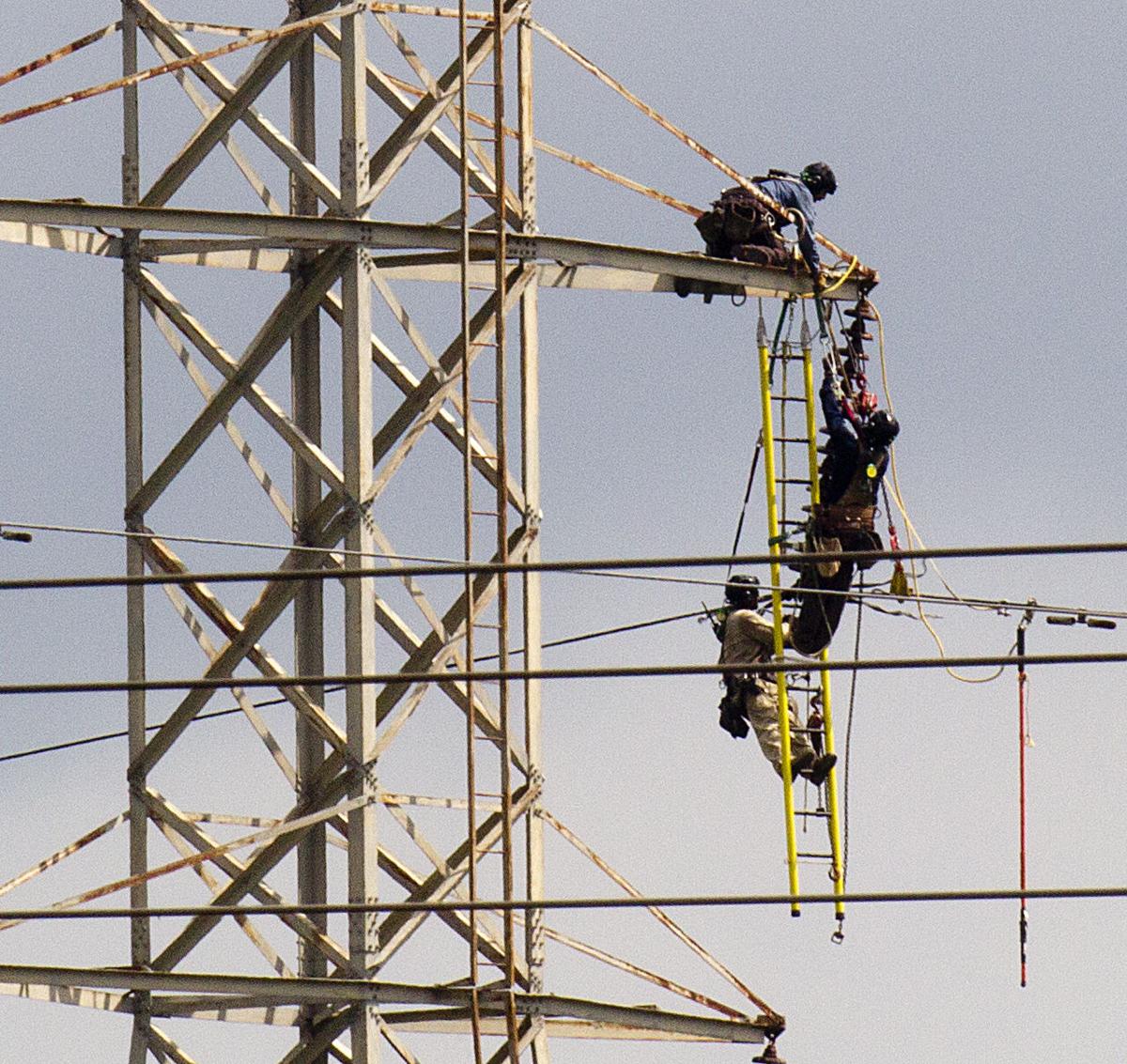 TVA transmission line work causes outage, workers rebuilding river ...