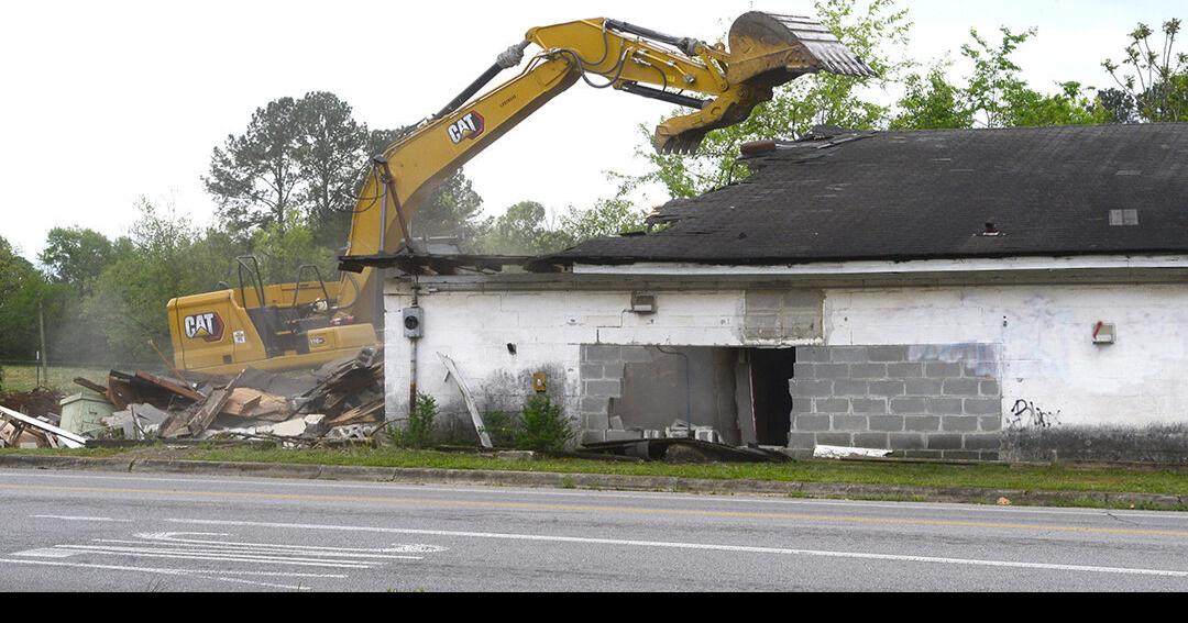 Demolition of former animal hospital underway | Local News | timesdaily.com