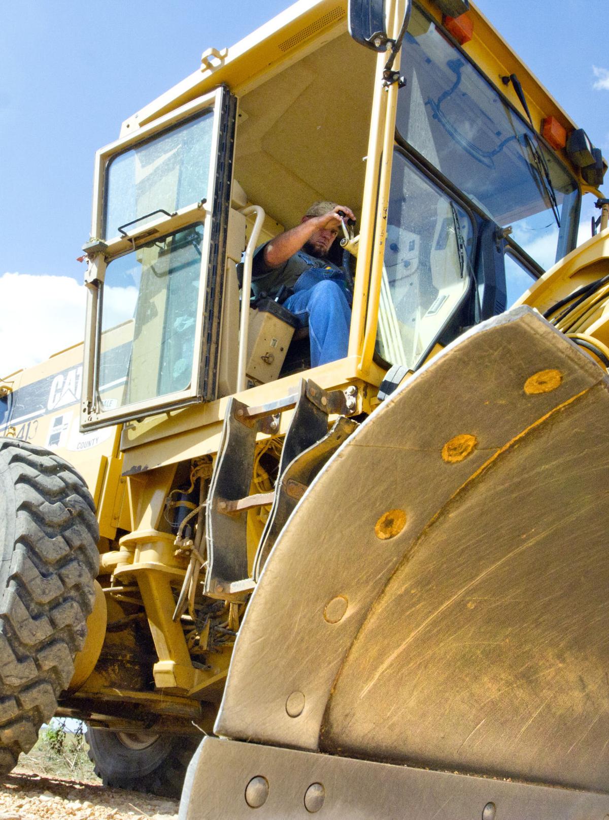 Learning from experience: Motor grader operators get hands-on training | Local News | timesdaily.com