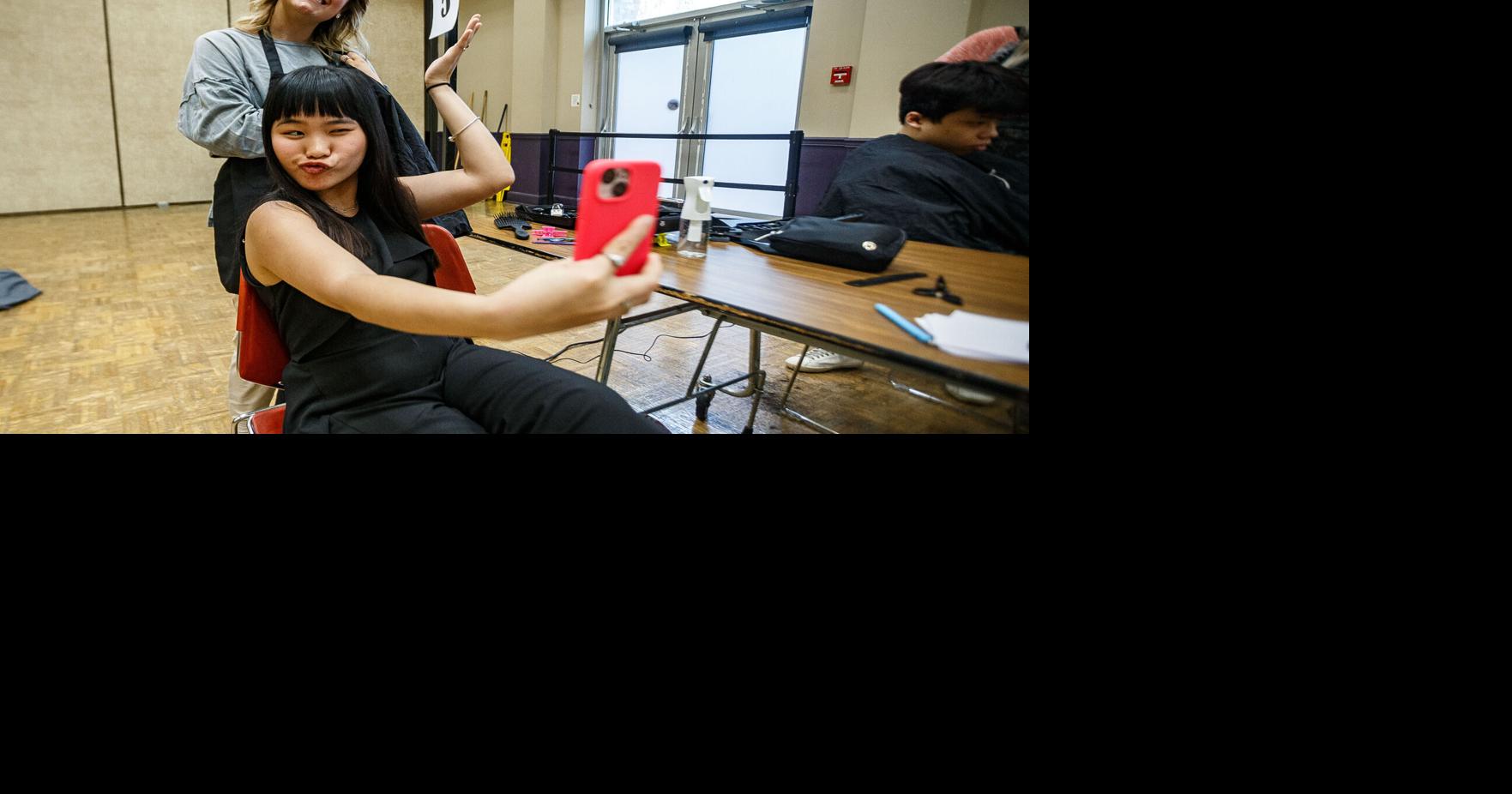 UNA students enjoy free haircuts | Local News | timesdaily.com